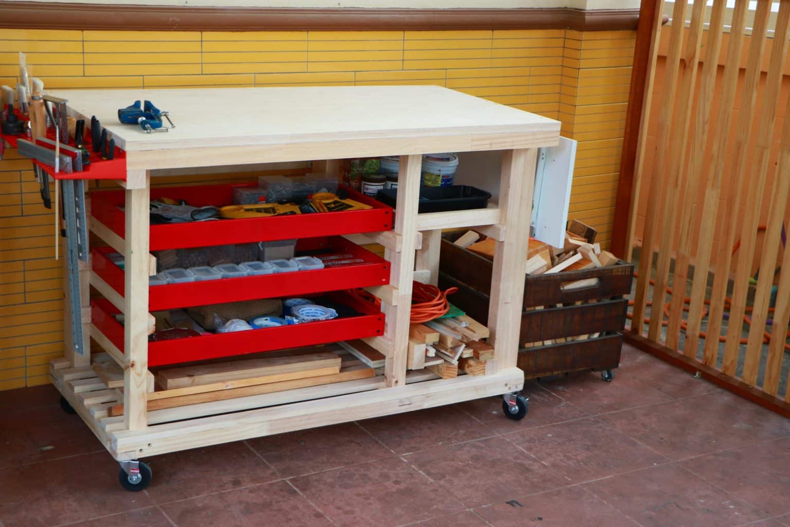 The Best Mobile Workbenches for Any Garage (2025 Guide)